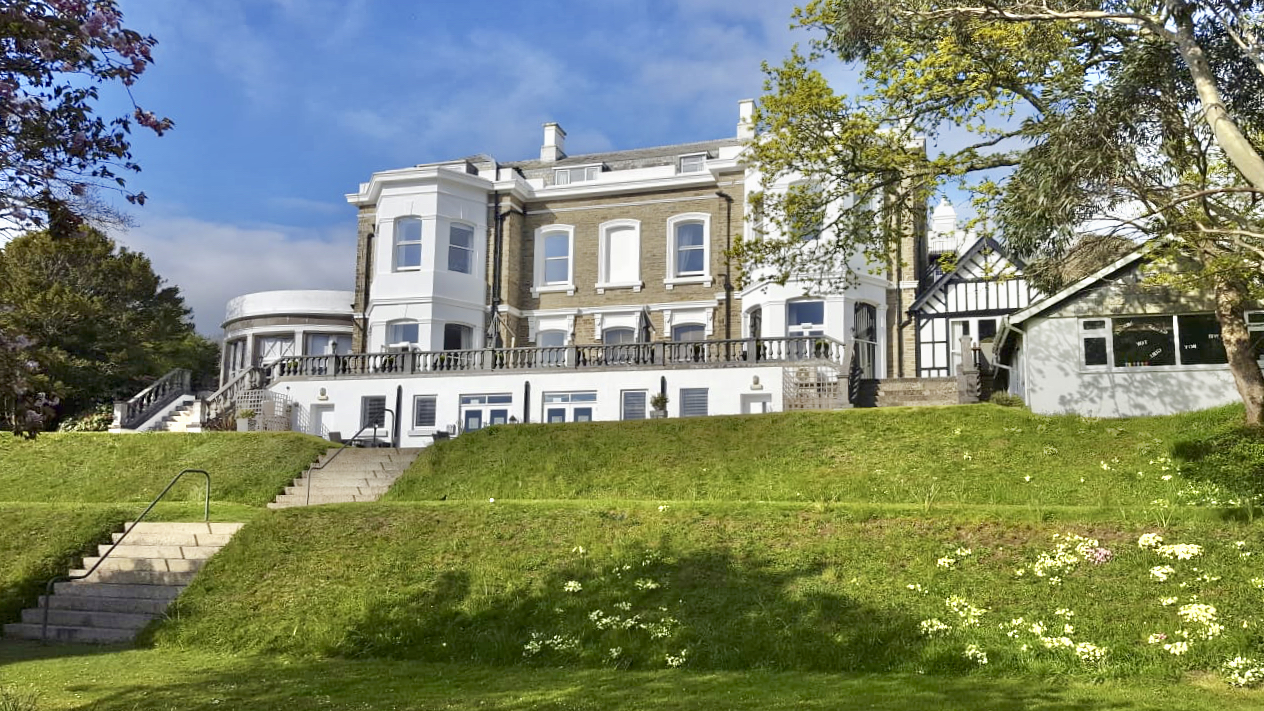 Driftwood Lodge - A Holiday Home near Fowey in Cornwall